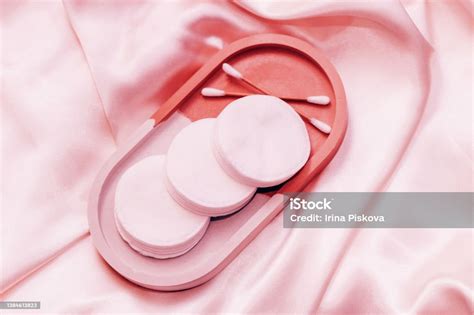 화장품 스틱과 스폰지와 면이 있는 석고 대리석 장식 스탠드 0명에 대한 스톡 사진 및 기타 이미지 0명 강단 광고