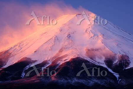 山梨県 雪煙が舞う紅富士 178265717 の写真素材 アフロ