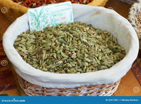 Especia Verde Del Cardamomo Imagen De Archivo Imagen De Ofrecimiento