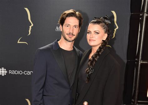 Éric Bruneau Et Kim Lévesque Lizotte Se La Coulent Douce Au Bord De La Mer