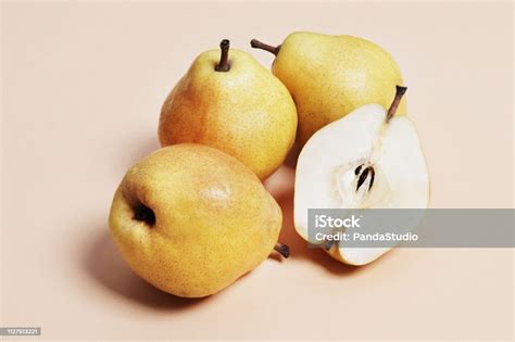 달콤한 핑크 바탕에 노란 배입니다 디자인입니다 세련 된 배입니다 3 차원 배 0명에 대한 스톡 사진 및 기타 이미지 0명