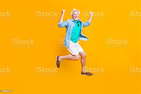 모자 안경 안경 자유 행복 현대 모션 회색 머리 여름 개념 녹색 쾌활 한 부주의 펑키 재미 주자 생생한 배경에 고립의 전체 길이
