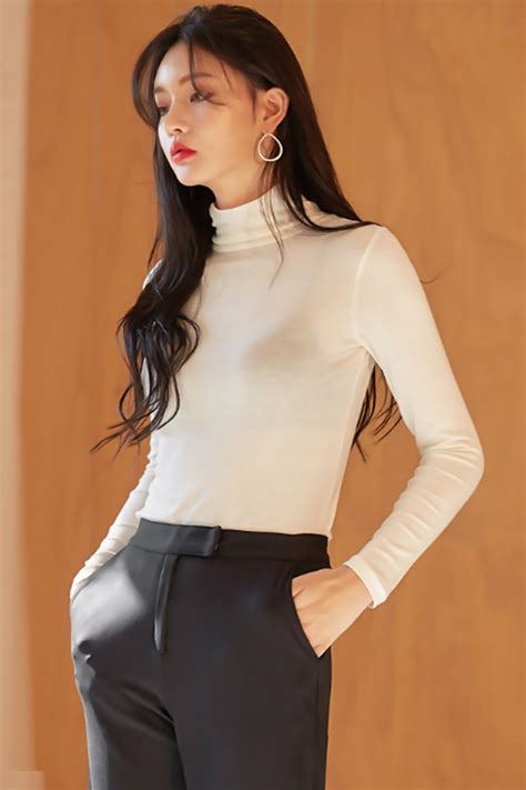 커먼유니크 어디에나 받쳐 입기 좋은 베이직 하이 넥 티🌈 12가지 다양한 컬러 구성으로 활용도 높게 Facebook