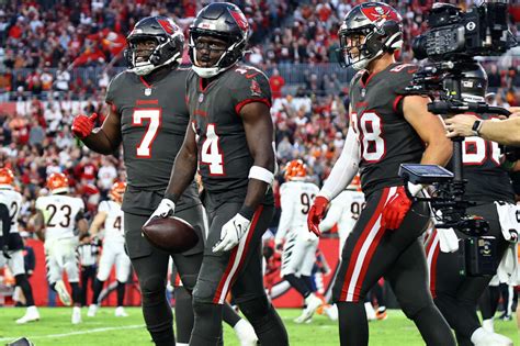 Bucs Wr Godwin Close To 1000 Yards And A Team Record