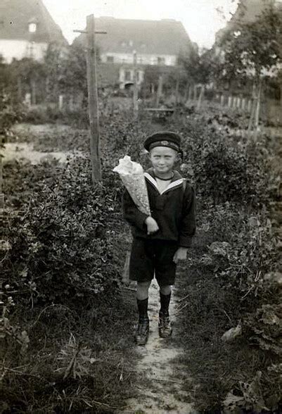 旧照片1900年左右德国小学生的水兵式校服那么问题来了他们手里拿的是什么