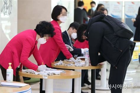 포토 마스크 쓰고 교회로 아시아경제