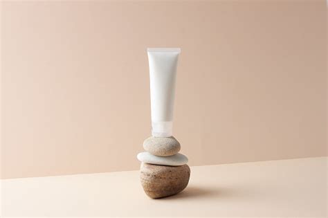 베이지 색 배경에 돌 연단에 화장품 크림의 흰색 튜브 닫습니다 0명에 대한 스톡 사진 및 기타 이미지 0명 건강관리와 의술