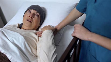 말기 아픈 외로운 여성 환자를 지원하는 의사 손을 잡고 치료 질병에 대한 스톡 사진 및 기타 이미지 질병 우울함 환자 Istock