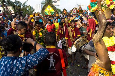 축 하와 신봉자 Kavadi 타이 푸 삼 축제 기간 동안 행사 기도 축복에 대 한 준비를 들고 Thaipusam에 대한 스톡
