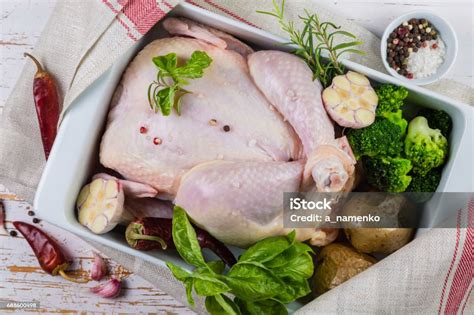 소박한 나무 배경에 향신료와 허브 그리고 원시 전체 치킨 0명에 대한 스톡 사진 및 기타 이미지 0명 건강한 생활방식 건강한 식생활 Istock