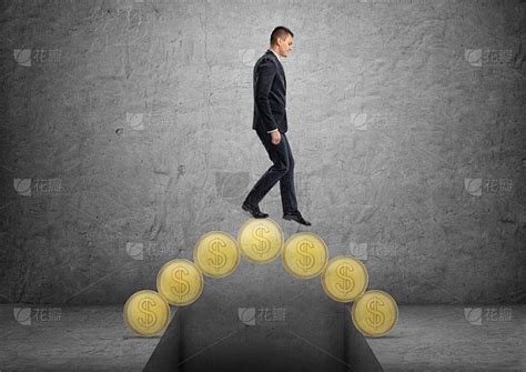 商人穿过一座用金币搭成的桥