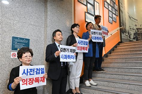 유진 제가 느끼는 자괴감을 우리 민주당 원팀이 알아야 할 하등의 이유는 없습니다 그러므로 뭐여 시큰둥 하시면 읽씹하셔도 됩니다 1 단 한가지 주제에