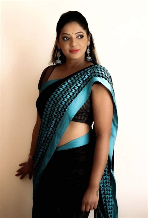 Photos வாவ் என்னா லுக்கு சைடு போஸில் மனதை மயக்கும் அழகு