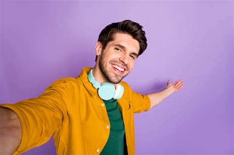 캐주얼 쾌활한 흰색 잘생긴 남자의 사진은 블로거 고립 보라색 색상 파스텔 배경으로 와서 당신을 위해 이빨 몸짓 미소 갈색 머리에