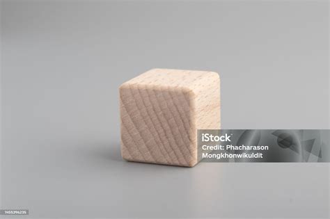 간단한 빈 나무 주사위 하나의 중앙 요소 회색 배경과 나무로 만든 하나의 빈 큐브 복사 공간 중간에 로고 공간 0명에 대한 스톡 사진 및 기타 이미지 Istock