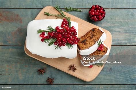 전통적인 크리스마스 케이크와 밝은 파란색 나무 테이블에 재료 플랫 레이 클래식 레시피 0명에 대한 스톡 사진 및 기타 이미지 0명 건강한 생활방식 건강한 식생활