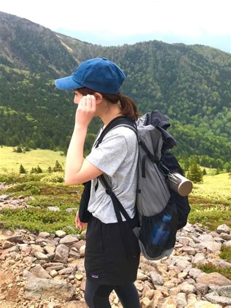 ハイキングが気持ちいい季節！真似したい素敵な山ガールコーデまとめました キナリノ ハイキング 服装 ハイキングスタイル ハイキング
