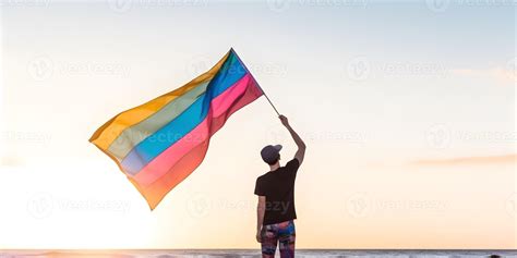 Chico Ondulación Arco Iris Bandera Concepto De Lgbt Orgullo Ai