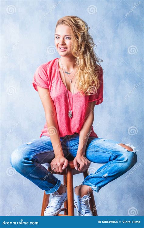 Schönheit Die An Der Kamera Beim Sitzen Auf Einem Stuhl Lächelt Stockfoto Bild Von Frau Rosa