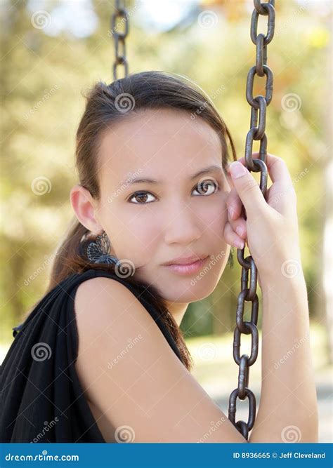 Junge Asiatische Amerikanische Frau Die Auf Schwingen Sitzt Stockbild Bild Von Minorität