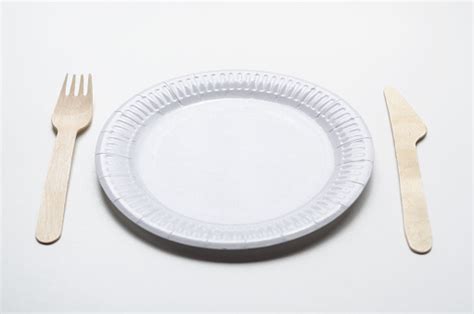 백색 배경 근접 촬영에 나무로 되는 단 하나 사용 주방 용품과 종이 접시 0명에 대한 스톡 사진 및 기타 이미지 0명 가정