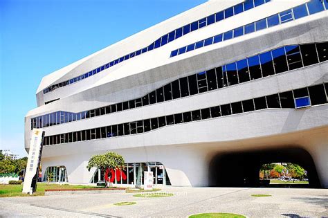 國立公共資訊圖書館，台中的純白知識太空船 輕旅行
