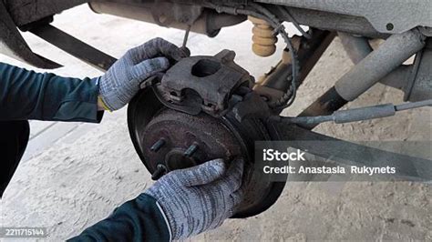 주유소의 정비사가 브레이크와 조향 시스템을 점검합니다 자동차 바퀴 유지 보수 고용과 노동에 대한 스톡 사진 및 기타 이미지 고용과 노동 교통수단 금속 Istock