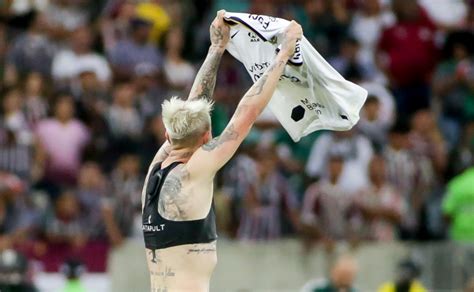 Róger Guedes ergue camisa do Corinthians em comemoração ao gol de