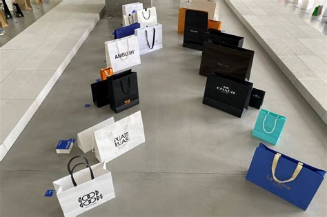 纸袋不只是品牌衍生品和广告牌，也是社会文化的记录