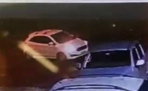 Câmera Flagra Momento Em Que Carro é Roubado De Casal Na Grande Curitiba