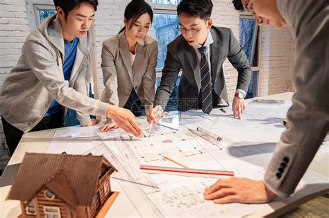 建筑设计师讨论图纸设计高清图片下载 正版图片507625345 摄图网