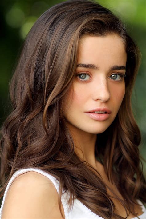 Holly Earl Aandj Artists