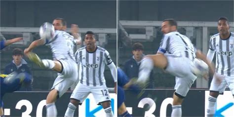 Bonucci Tocca Verdi In Area Di Bello Fischia Il Rigore Ma Poi Ci Ripensa