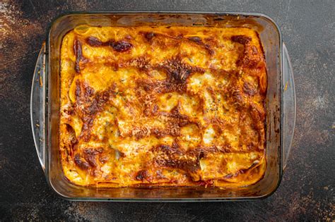 다진 쇠고기 볼로네즈 소스로 만든 전통적인 라자냐는 바질 잎을 얹고 베이킹 트레이에 오래된 어두운 소박한 배경 탑 뷰 플랫 레이 건강한 식생활에 대한 스톡 사진 및 기타