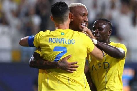 التعادل الإيجابي يحسم الشوط الأول بين النصر والشباب في قمة الدوري
