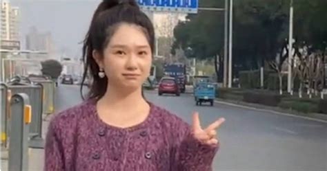 新手女駕駛上路撞爛護欄再波及3輛車 撞完站車旁比ya拍照：我真的不適合開車 國際 Ctwant