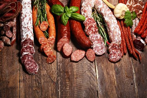 맛있는 살라미와 신선한 허브와 차가운 고기 구색 코파와 소시지등 다양한 육류 제품 0명에 대한 스톡 사진 및 기타 이미지 0명 고기 독일 Istock