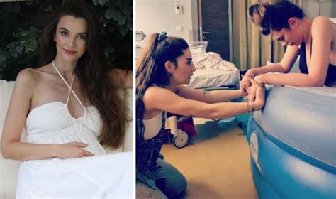 İlk bebeğini kucağına alan Leyla Lydia Tuğutlu suda doğum yaptığı