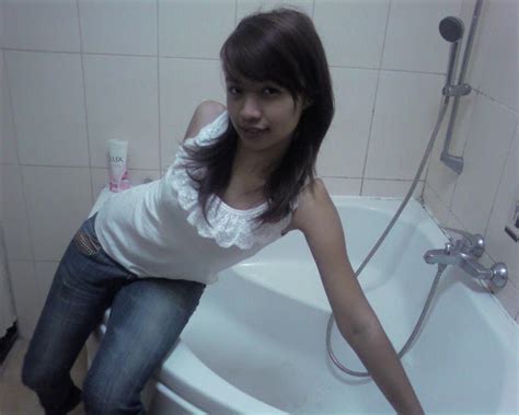 Sik Asyik Galeri Abg Pamer Body Di Kamar Mandi