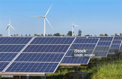 다 결정 실리콘 태양 전지 판과 풍력 터빈 하이브리드 발전소 시스템 역 대체 신 재생 에너지 자연에서 생성 하는 전기의 행 배열 0명에 대한 스톡 사진 및 기타 이미지