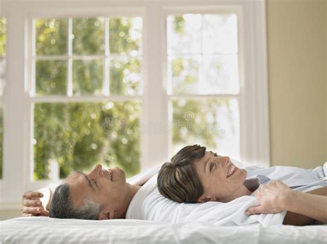 Frau Die Mit Ehemann Im Bett Liegt Stockbild Bild Von Zwei Frau