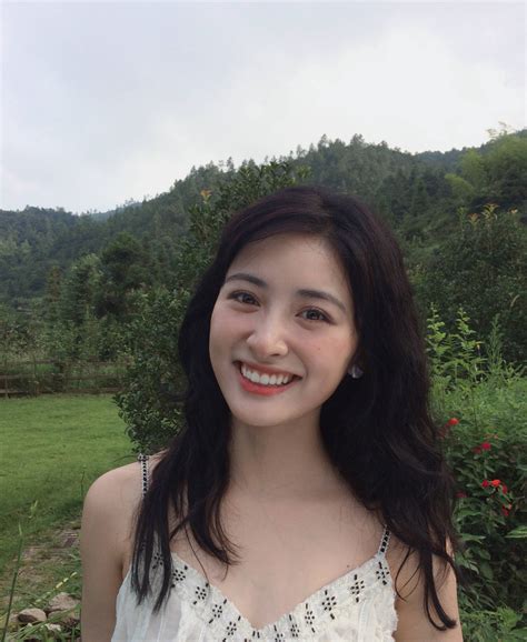 沈月手拿草莓少女感满满 与弟弟拍合照温柔又大方 搜狐大视野 搜狐新闻