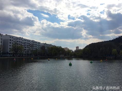 吉林北山公園遊船即將「起航」 工作人員忙著清洗船上救生衣 每日頭條
