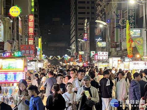 紅髮艾德高市開唱逾5萬名歌迷湧入 攤商爽賺到凌晨3時還收不了攤 台灣好新聞 Line Today