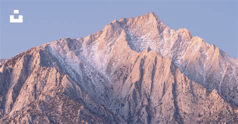 青い空を背景に雪に覆われた山の写真 Unsplashのアラバマヒルズの無料画像
