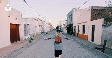 Mujer Con Abrigo Marrón Y Pantalones Negros Caminando Por Un Camino De