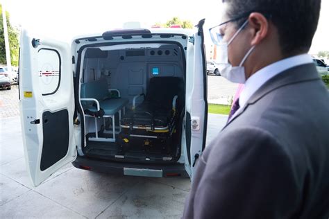 Carlos Lula Comemora Ambulância Doada Pela Cbf Ao Hospital De Cuidados