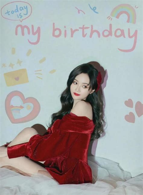 吳宣儀生日寫真，穿紅色抹胸裙＋蝴蝶結，溫柔甜美，盡顯好身材 壹讀