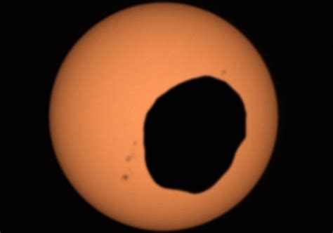 화성 위성 포보스가 태양을 가리는 일식 현상 포착