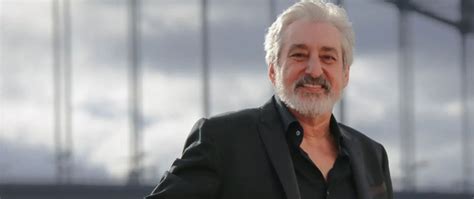 اهنگ غریبه نمیدونم تو کی هستی غریبه تو سکوتمو شکستی